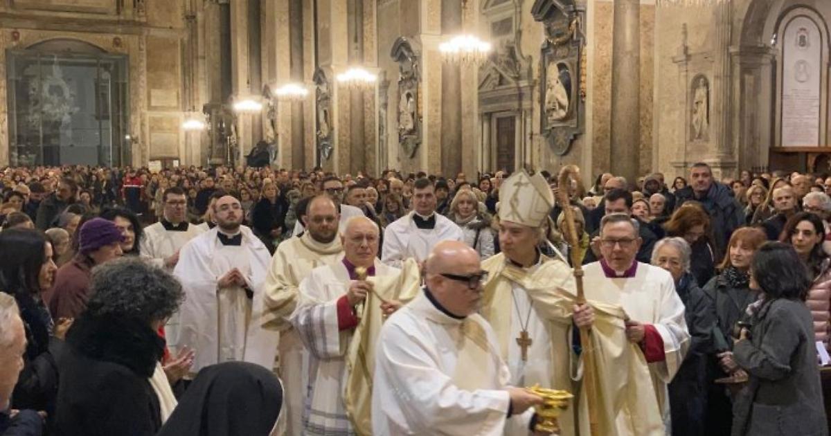 Giubileo, il cardinale Battaglia apre la Porta Santa con la croce dei ...