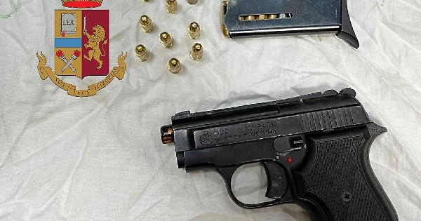 Pistola e munizioni sequestrate a Scampia - Il Roma